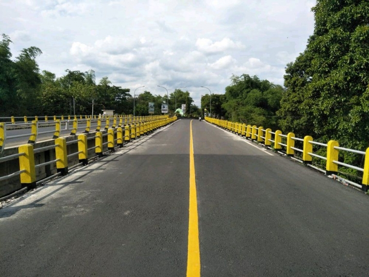 Jangan Kaget Jika di Tengah Jalan Raya Ada Garis Kuning, Ini ... Jangan Kaget Jika di Tengah Jalan Raya Ada Garis Kuning, Ini ...
